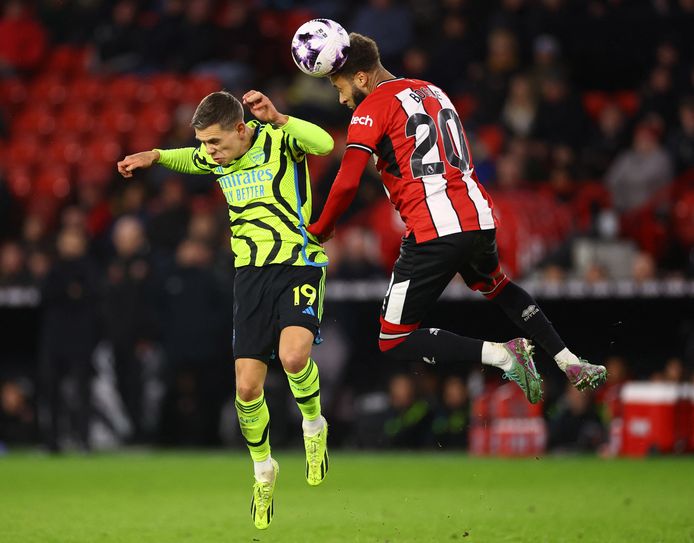 Tribunes liepen al bij de rust leeg: Arsenal, met invaller Trossard ...