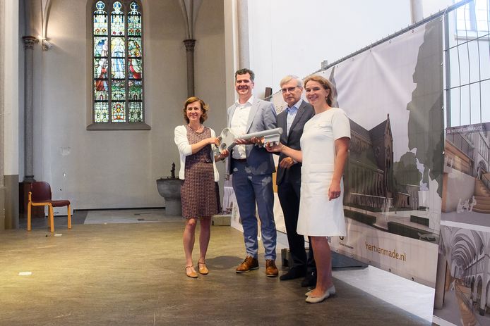 Werk aan Dorpshart Made start met symbolische overdracht sleutel ...