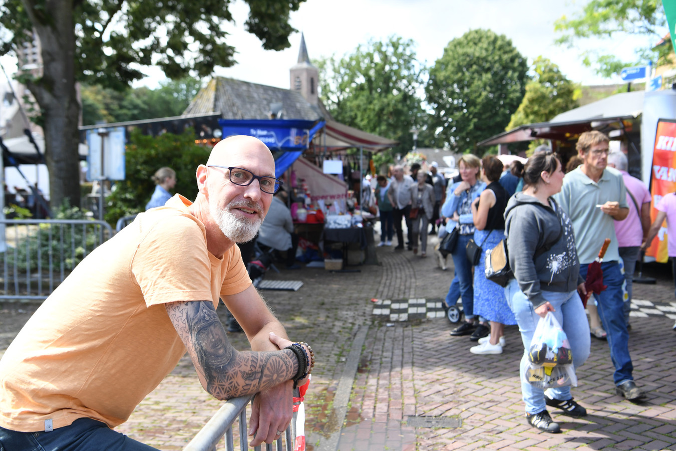 De mannen in Molenschot zitten al vroeg aan het bier, zoals het hoort ...