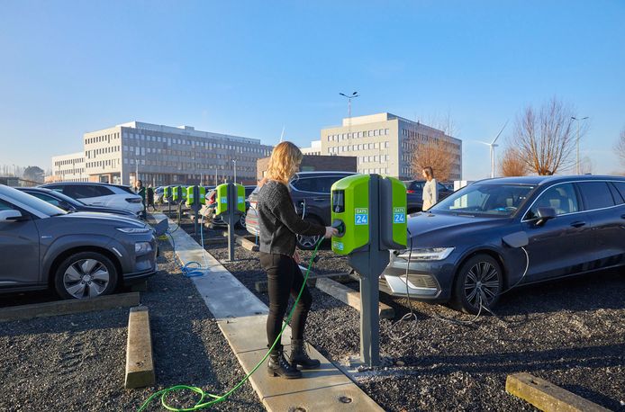 Na de grootste bedrijfsparking van de stad nu ook het grootste laadplein van het land: Colruyt ...