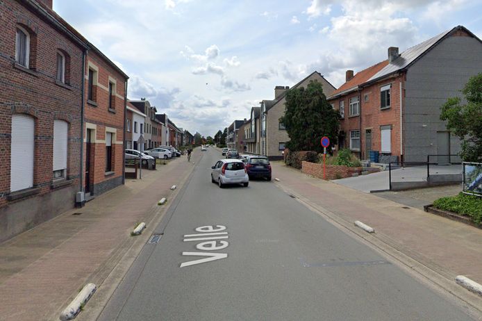 Dronken chauffeur knalt tegen geparkeerde auto en vlucht | Temse | hln.be