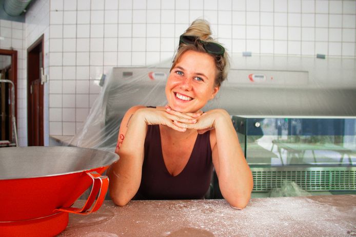 Dorien neemt failliete frituur over en is plots een TikTok-sensatie ...