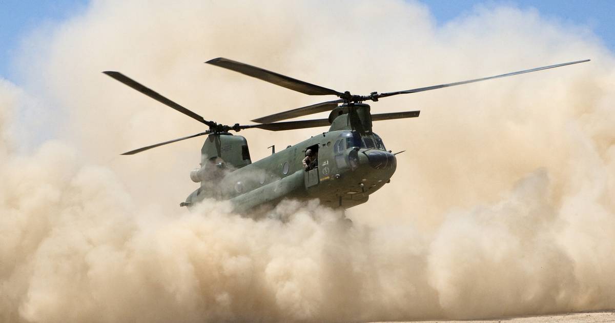 Helikopters Gilze-Rijen oefenen landing in enorme stofwolk | Oosterhout ...
