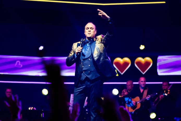 Frans Bauer geëerd met glazen kunstwerk voor 53 keer Ahoy | Rotterdam ...