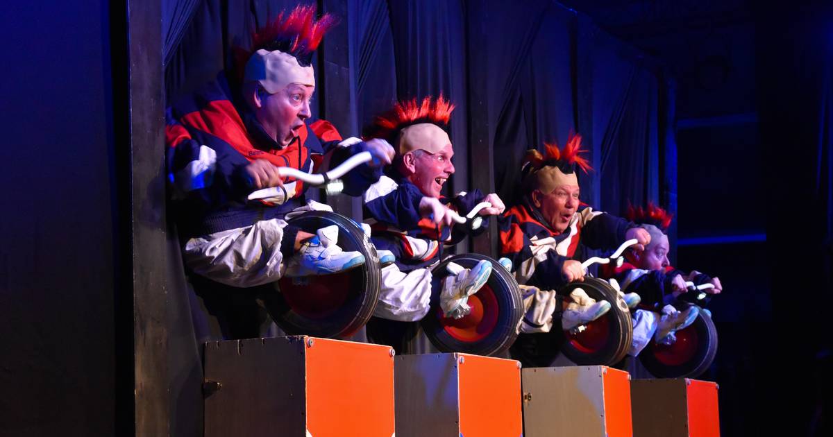 Reünie ‘Zes Kir Nix’ kleurt Heezer Artiesten Avonden | Heeze-Leende | ed.nl