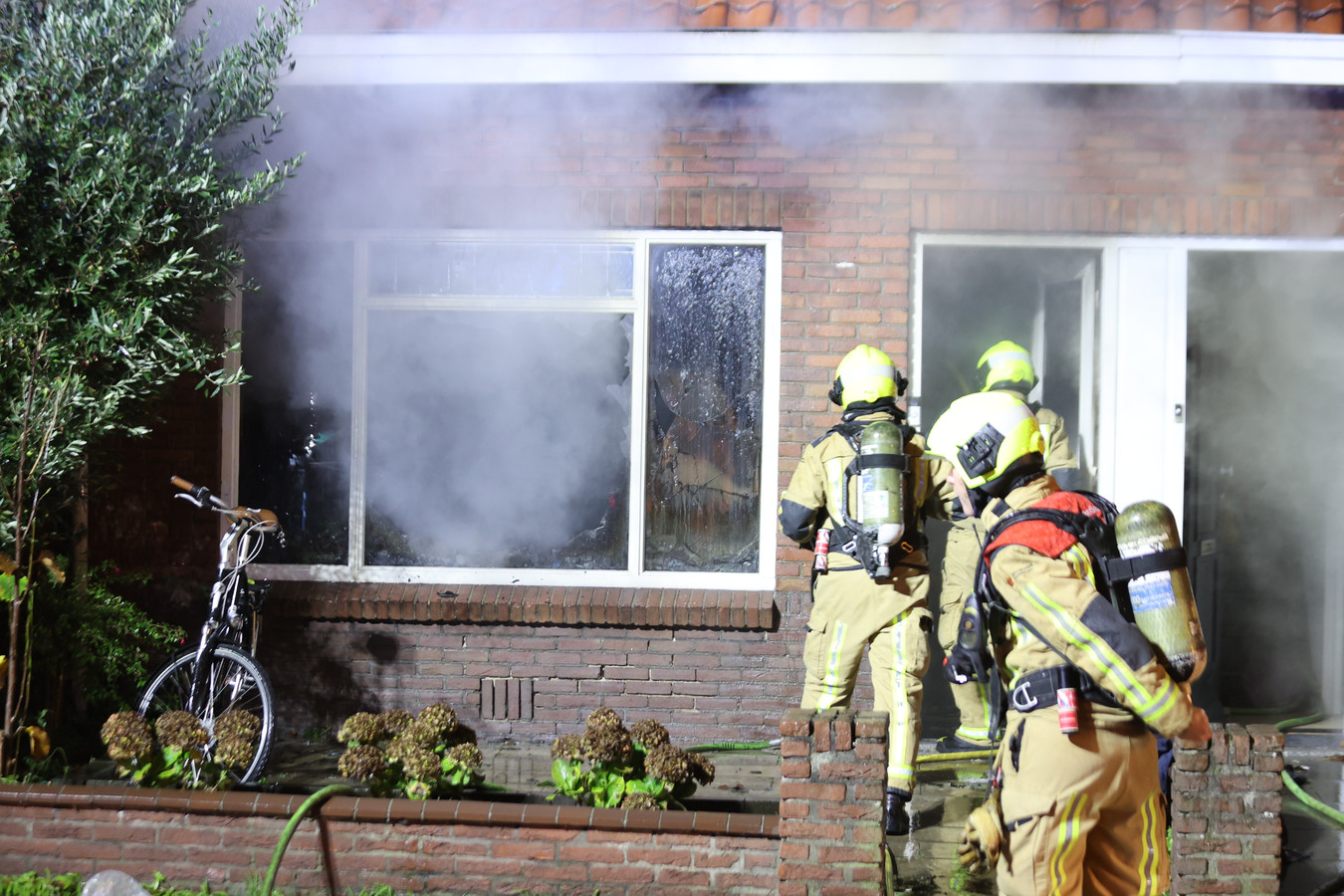 Huizen ontruimd en bewoner naar ziekenhuis door brand in 's-Gravenzande ...