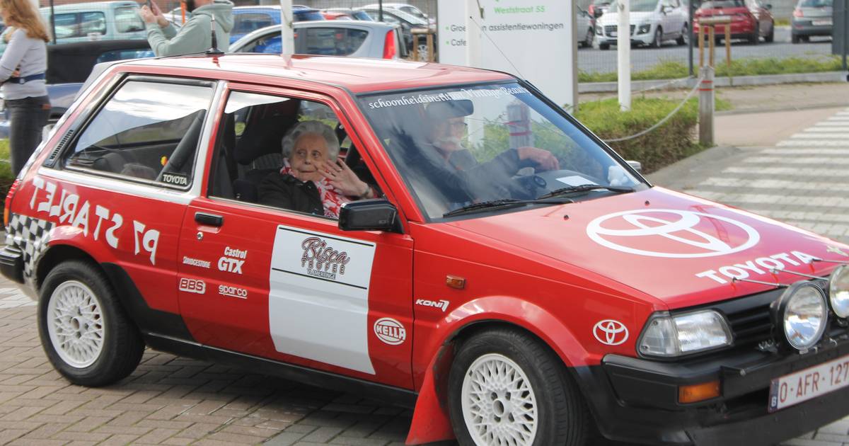 IN BEELD. Old Car Drivers trakteren oudjes op oldtimerrit ...