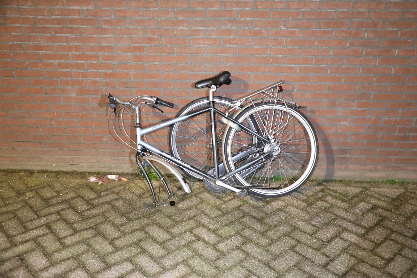 Fietser onder invloed rijdt tegen auto aan en moet zelf voor schade ...