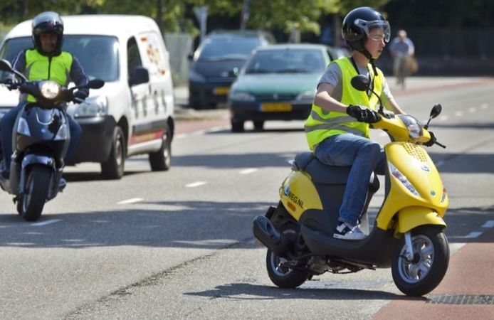Man botst met opgevoerde brommer op politiewagen | Arnhem | gelderlander.nl