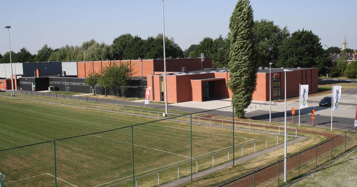 Stad Poperinge stelt sporthal 2 voor als vaccinatiecentrum: “Die zaal ...