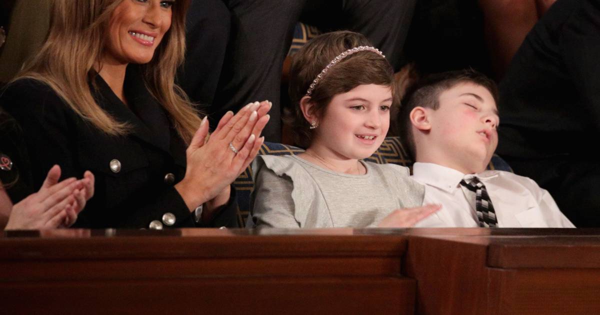 Speciale gast Joshua Trump (11) valt in slaap bij ‘troonrede’ president ...