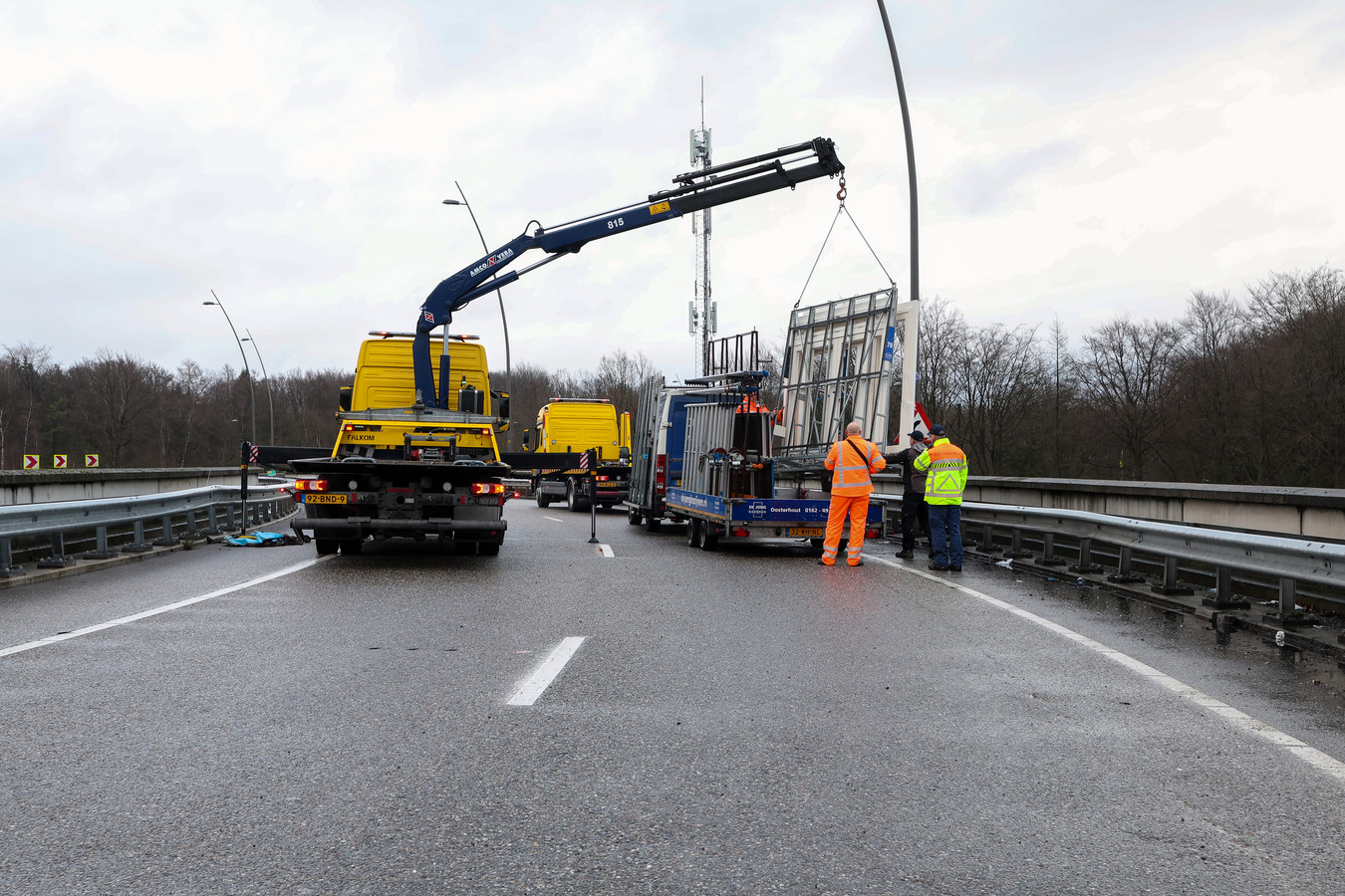Aanhanger Verliest Bijna Grote Lading Op Viaduct Boven De A2 En N2 In