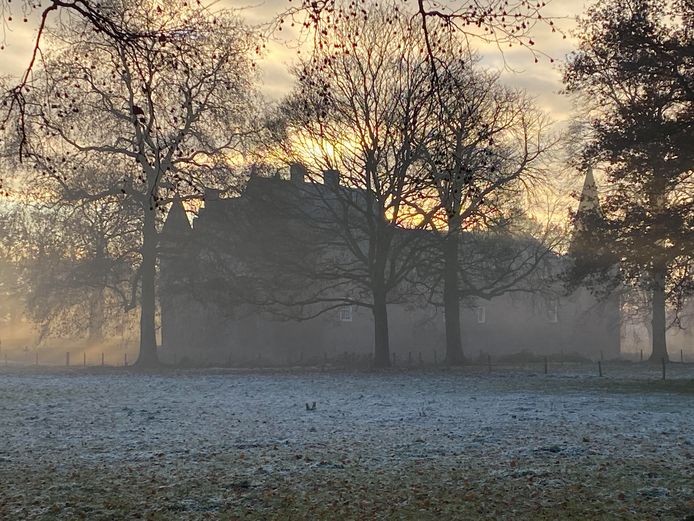 Ontwaken in een wonderschoon winterlandschap; dun laagje sneeuw ...
