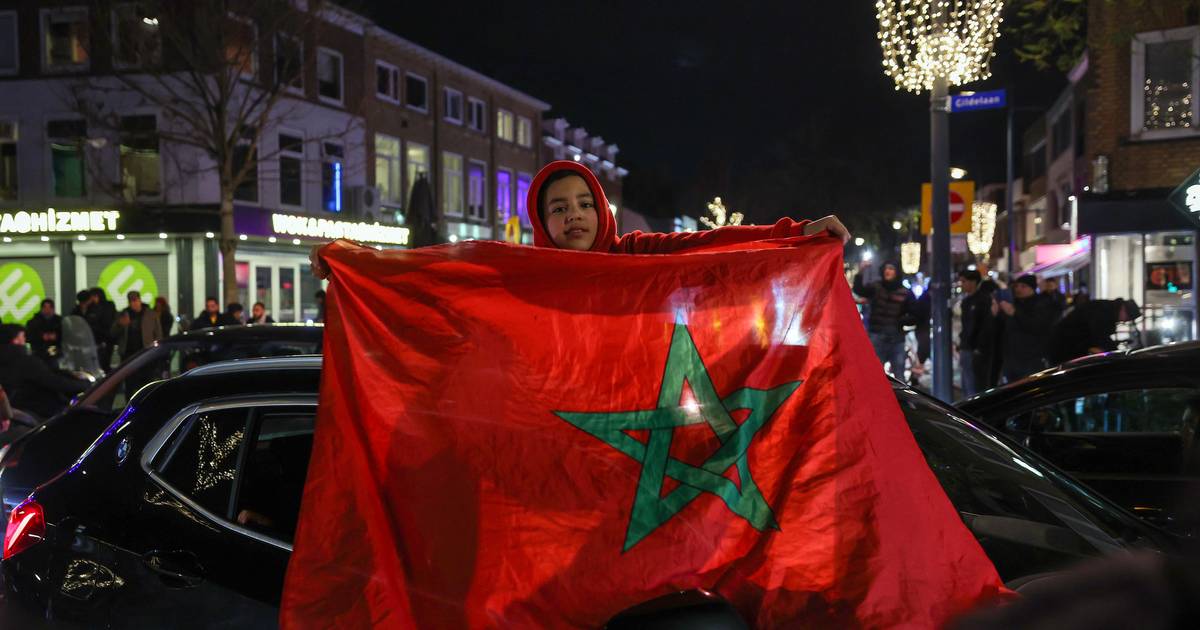 Vuurwerk, vlaggen en volop toeteren: feestvierende Marokko-fans zetten ...