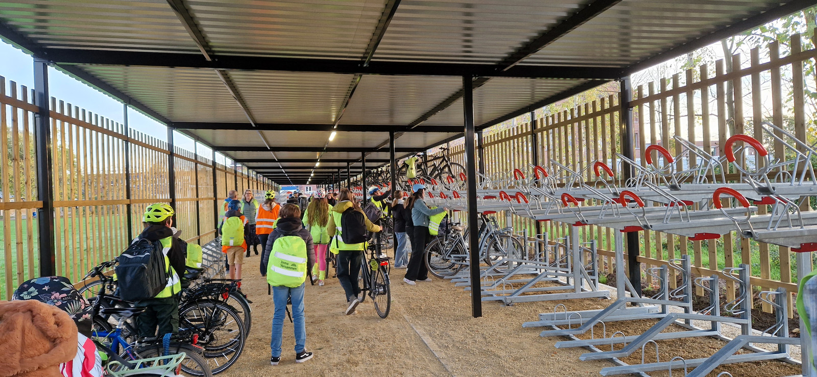 College Hagelstein neemt nieuwe fietsenstalling in gebruik op Fluodag ...