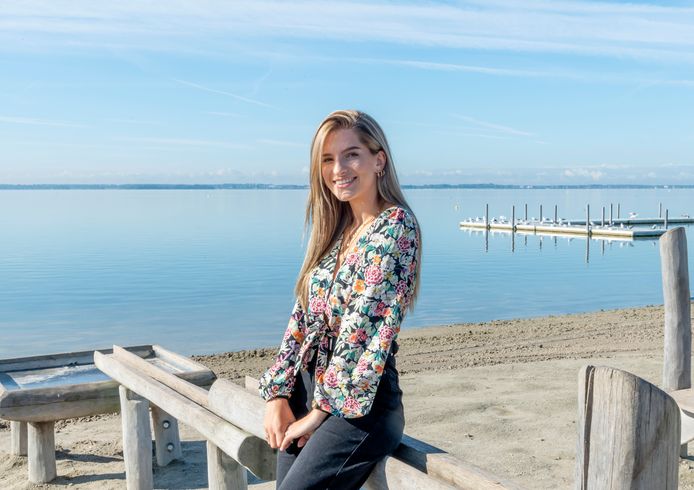 Voice-zangeres Julia uit Harderwijk komt met eerste single én een ...