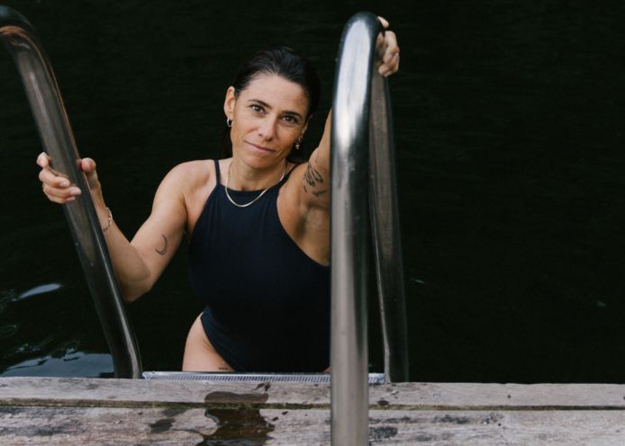 Actrice Kim Hertogs (41) vind je bij zonsopgang in het water: “IJsberen ...