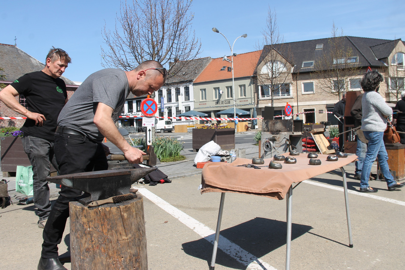 Kunstsmid Luc en collega’s organiseren succesvolle actie voor Oekraïne ...