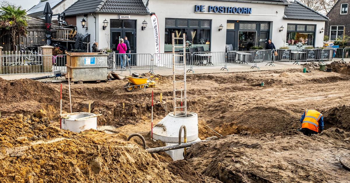 Rustige dag voor stembureauleden in hartje Haps, de weg ligt er ...