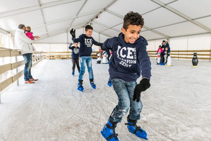 Kinderen van AZC Zeist staan voor het eerst op ijs | Utrecht | AD.nl