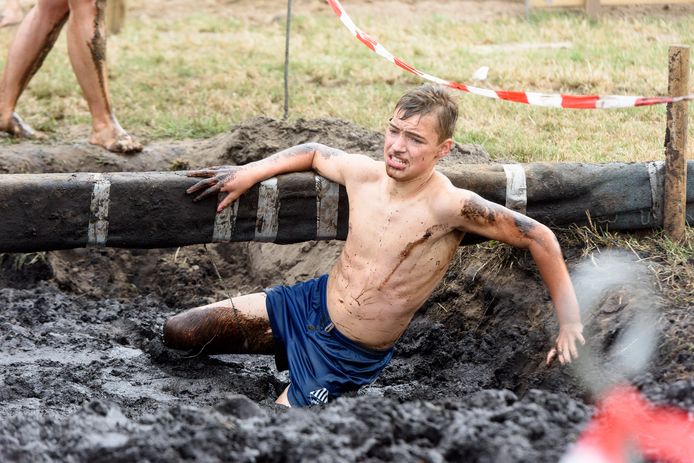 Modderbad plaag voor deelnemers zeskamp Wintelre | Kempen | ed.nl