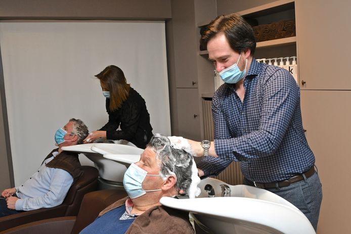 Kapper-burgemeester Francesco Vanderjeugd ontvangt schepen Geert ...