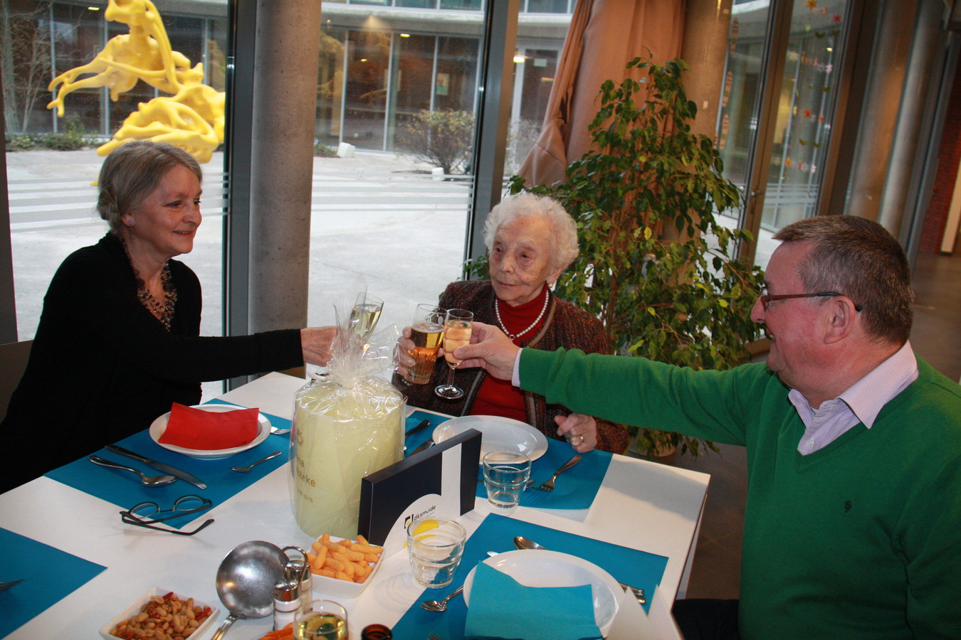 Ereburger Anna viert 101ste verjaardag | Foto | hln.be Ereburger Anna viert 101ste verjaardag | Foto | hln.be