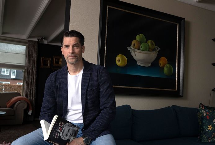 Notaris, pianist, columnist, kunstschilder en nu ook auteur ...