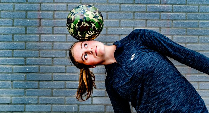 Jasmijn krijgt de handen op elkaar van de voetbal-legends | Sport ...