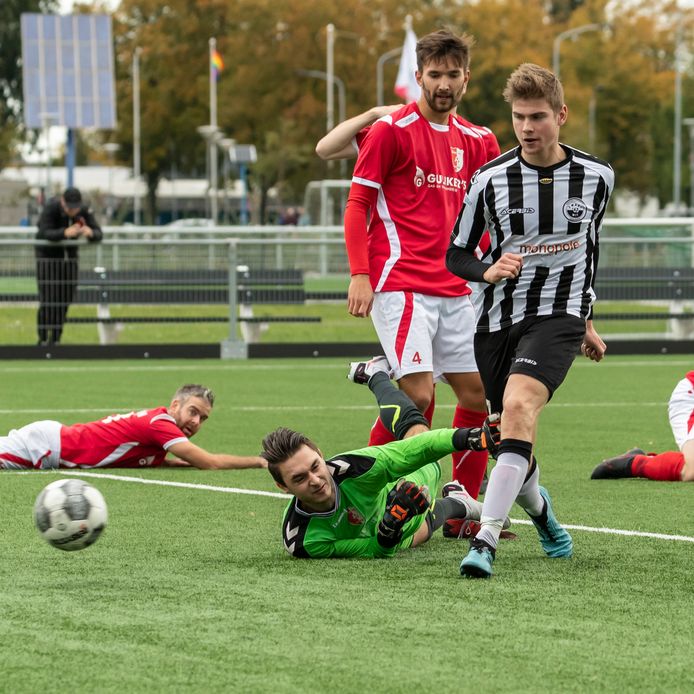 Martijn Smits neemt na Zwart-Wit tegen Rood-Wit de wedstrijdbal mee ...