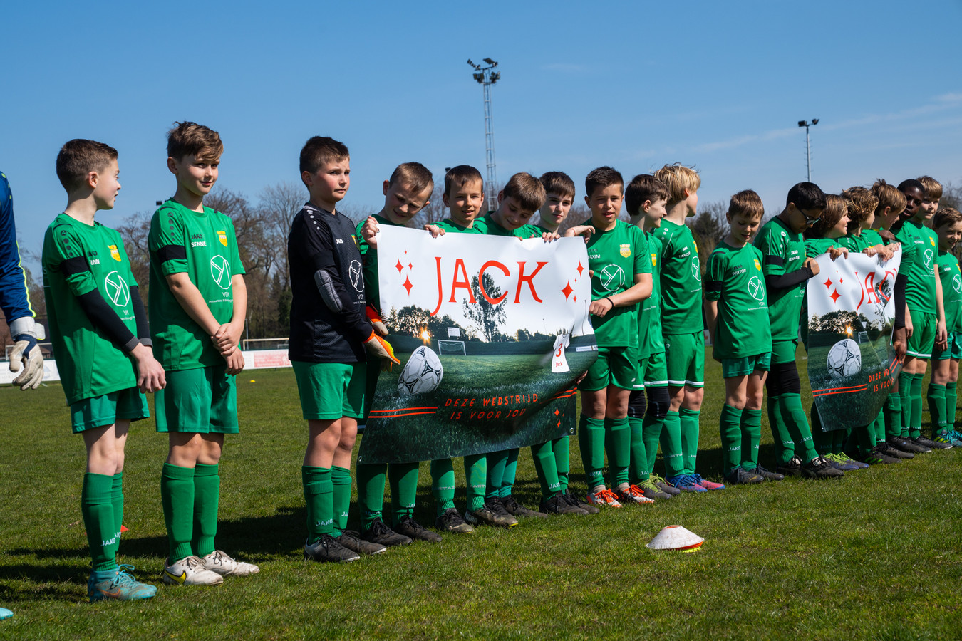 Klasgenootjes herdenken Jack (11) op veld waar hij leerde voetballen ...