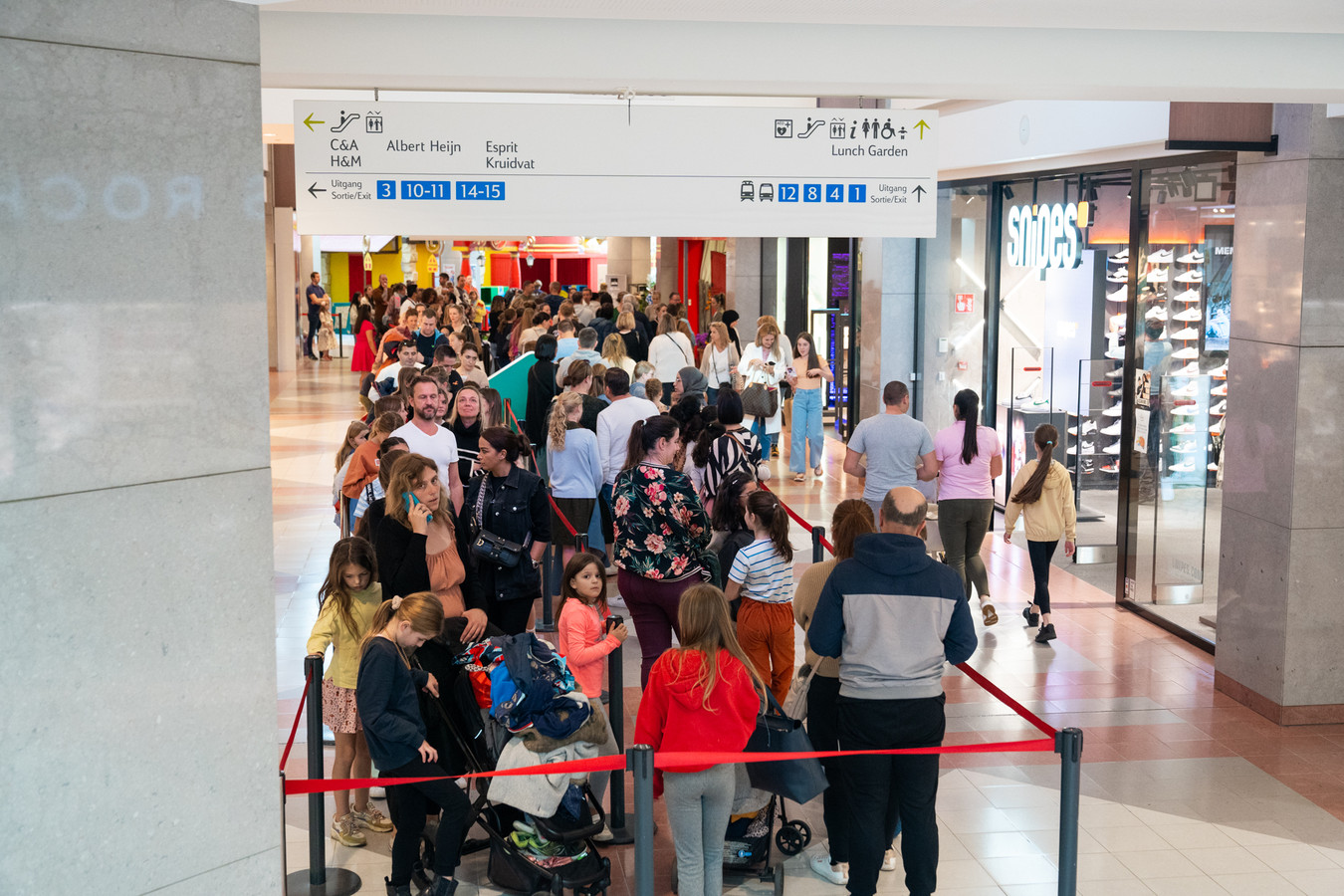 Ontelbare fans ontmoeten TikTok-fenomeen en YouTube-ster Céline Dept in ...