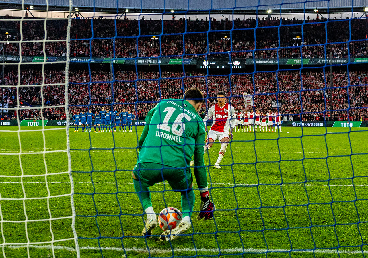 PSV viert bekerwinst met de fans, bekijk hier de mooiste plaatjes ...