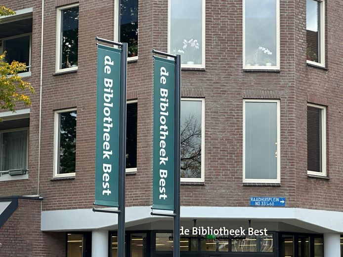Foutje, bedankt! Bieb zet ‘Biblotheek’ op banners voor het pand ...