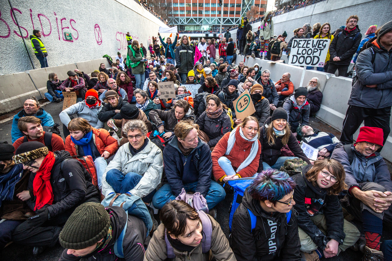 Extinction Rebellion kondigt nieuwe blokkade A12 aan | Foto | AD.nl