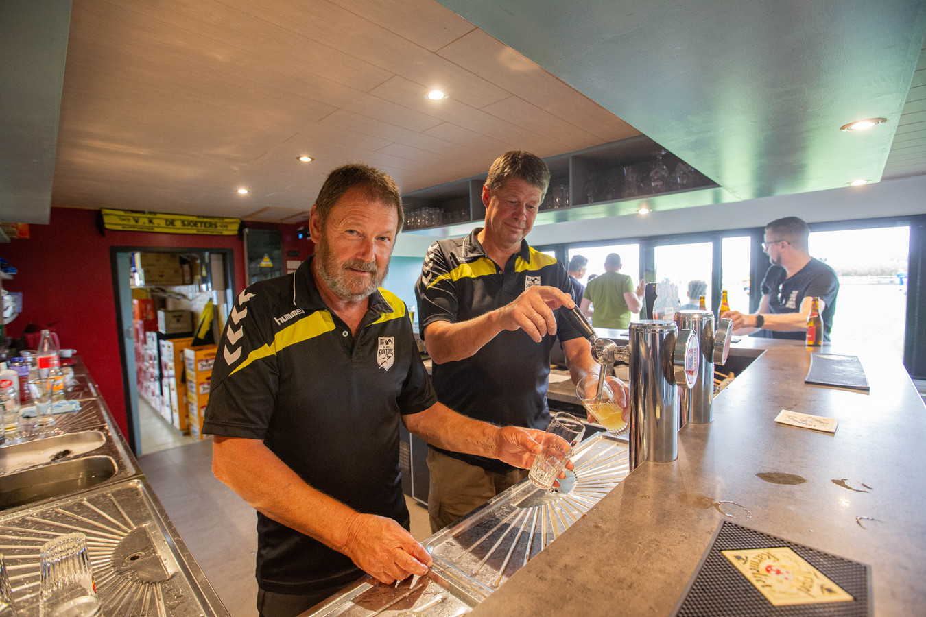 ONZE CAFÉVOETBALPLOEG. VK De Sjoeters, begonnen als koosnaampje van een ...