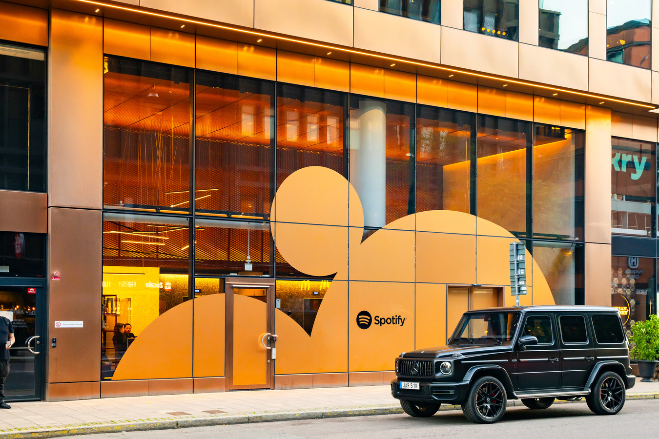 Schatrijk dankzij Spotify: zoveel verdienen Joost Klein en Maan met hun miljoenen streams | Foto ...