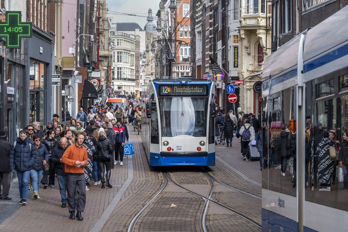 Amsterdam maakt openbaar vervoer vier maanden gratis voor ...