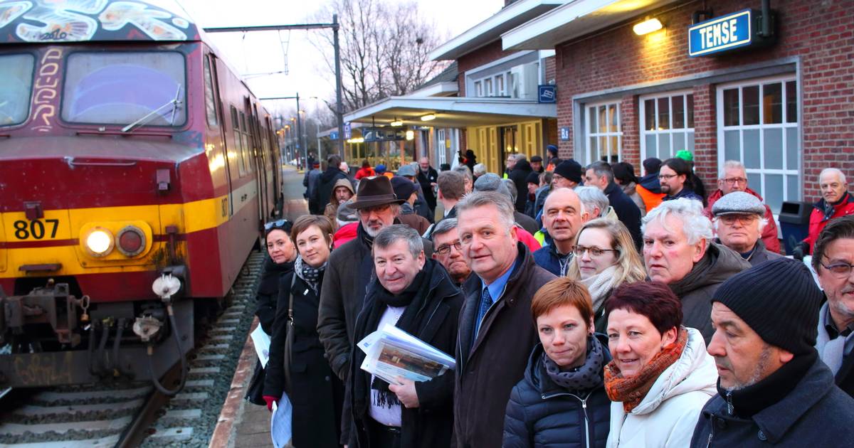 Massaal protest tegen sluiting station | Temse | hln.be