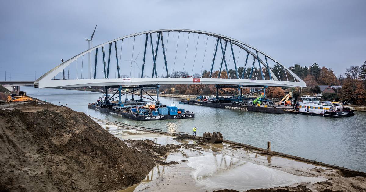 Stalen boogbrug van 2.800 ton naar definitieve locatie in Viversel ...