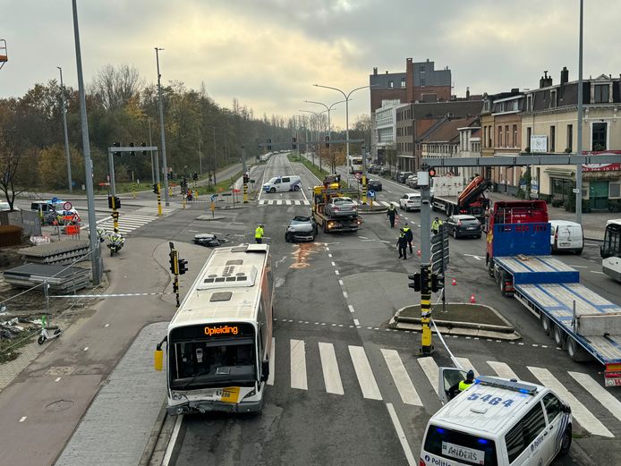 Binnensingel weer vrij na ongeval met lijnbus: 51-jarige bestuurder in ...