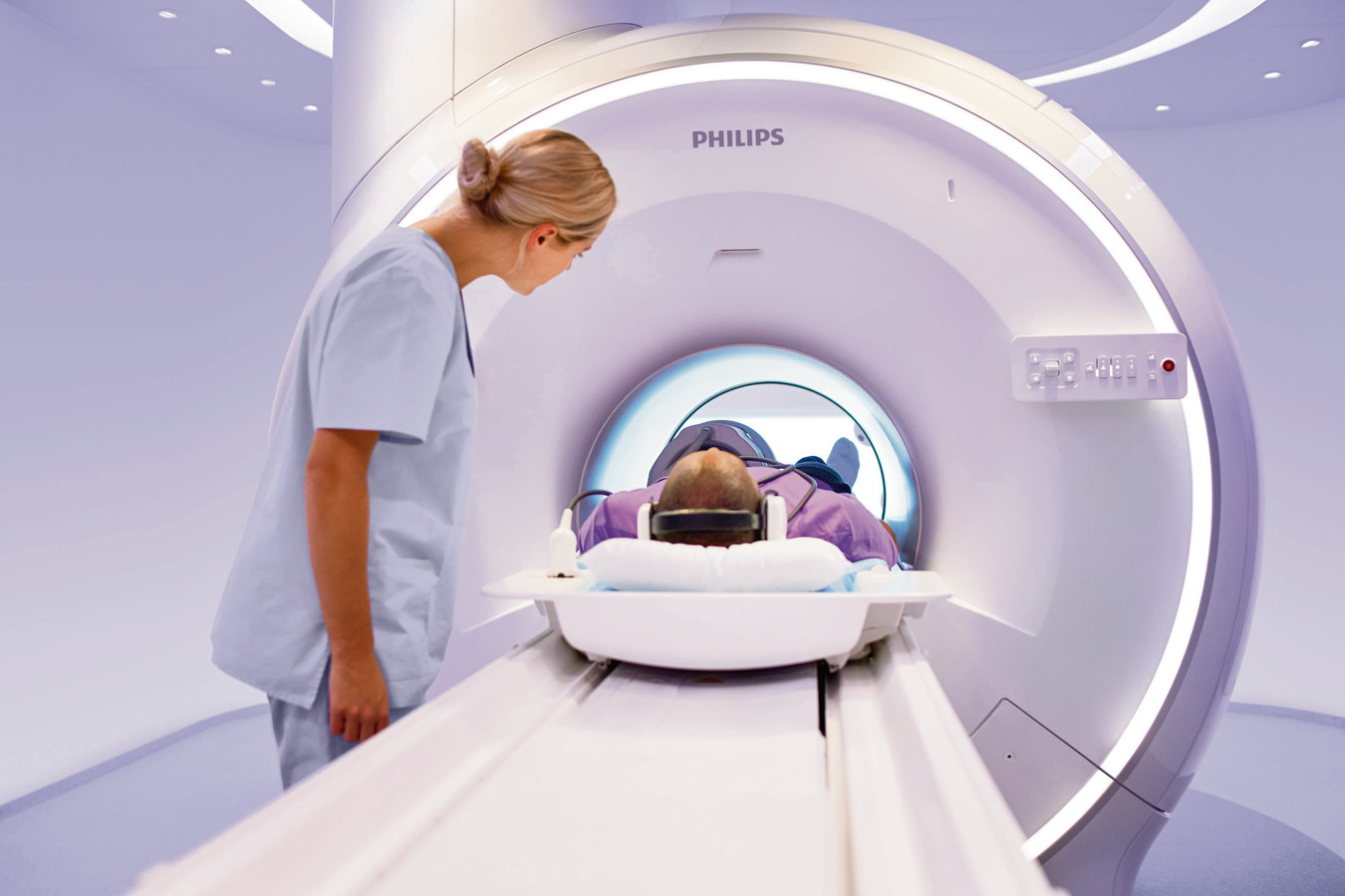 MRI-scanner van 6 ton wordt geleverd door raam van ZNA Cadix | Foto ...