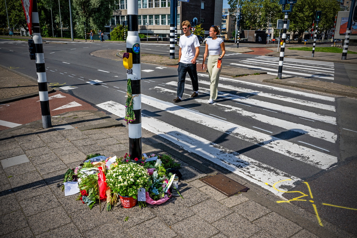 Pril geluk komt op het zebrapad ten einde als verliefd stel wordt ...