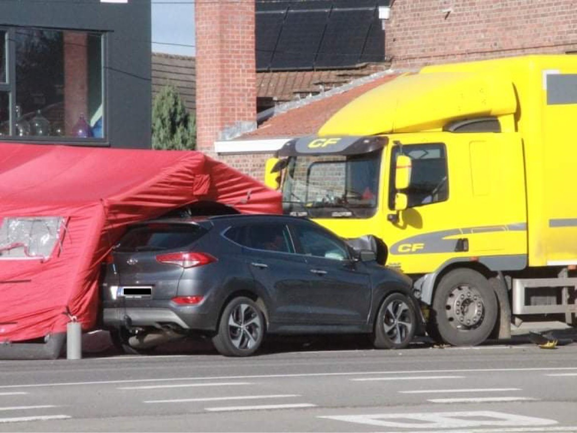 69-jarige automobilist komt om bij frontale botsing langs N50 in Kuurne | Foto | hln.be