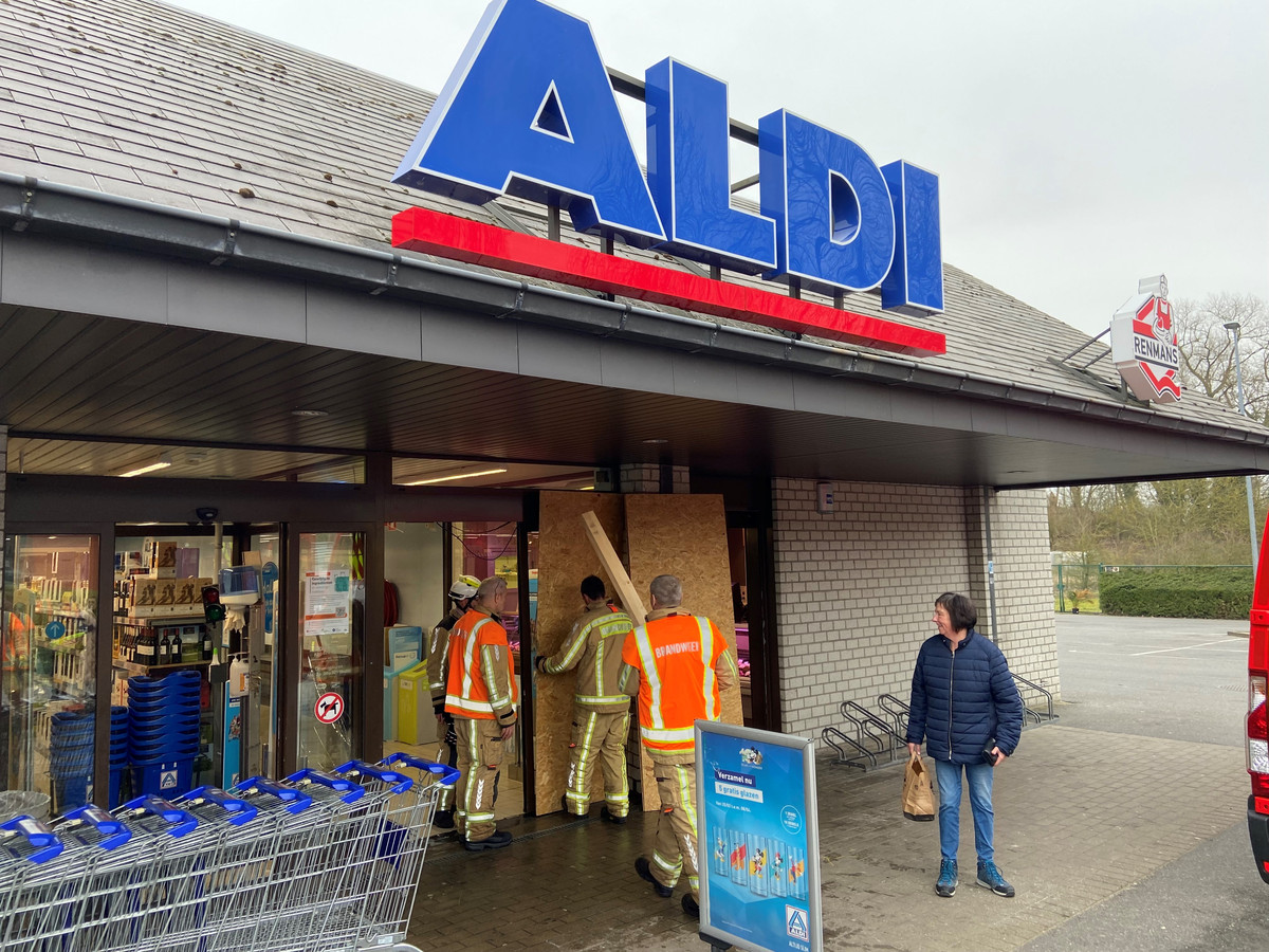 Vrouw (79) rijdt Aldi in Koksijde binnen, net wanneer bejaarde vriendin ...
