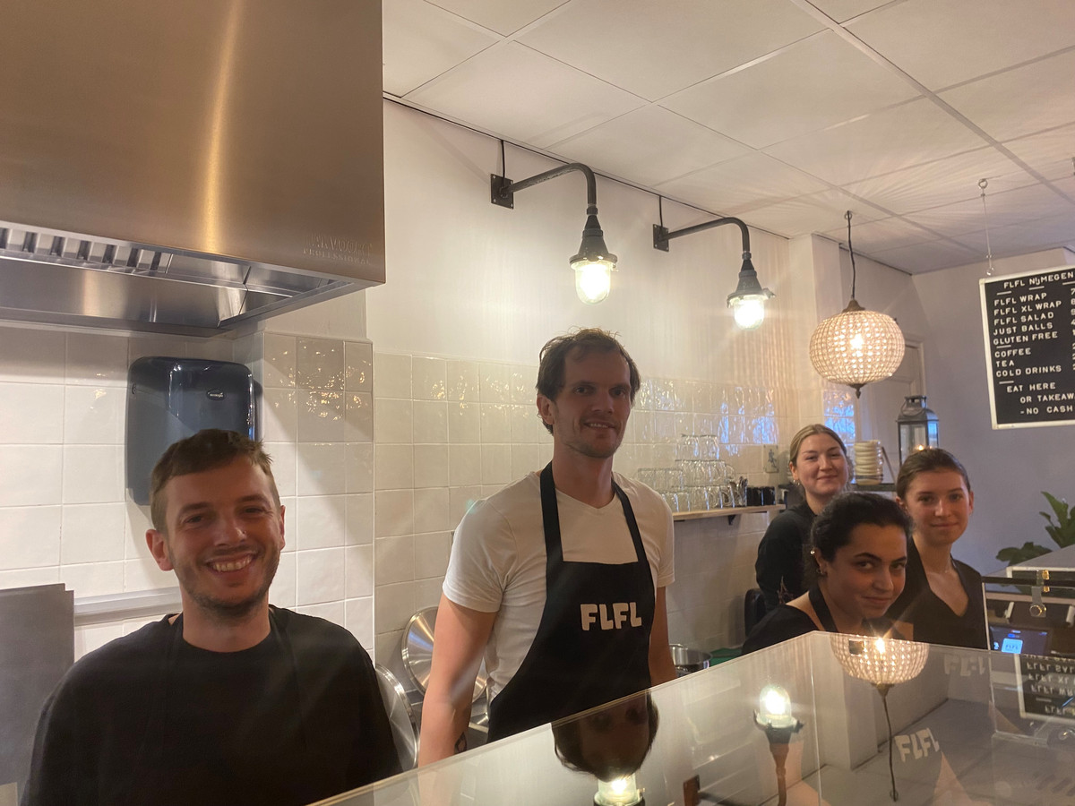 Massaal in de rij voor gratis falafel in de Lange Hezelstraat: ‘Ik hoop ...