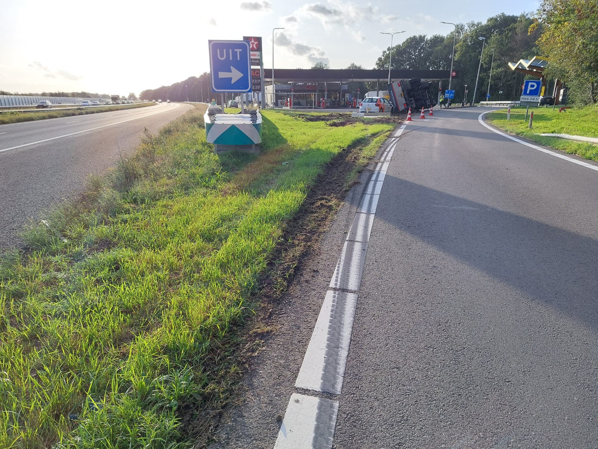Ravage voor tankstation langs A28 nadat hoogwerker kantelt: bestuurder ...