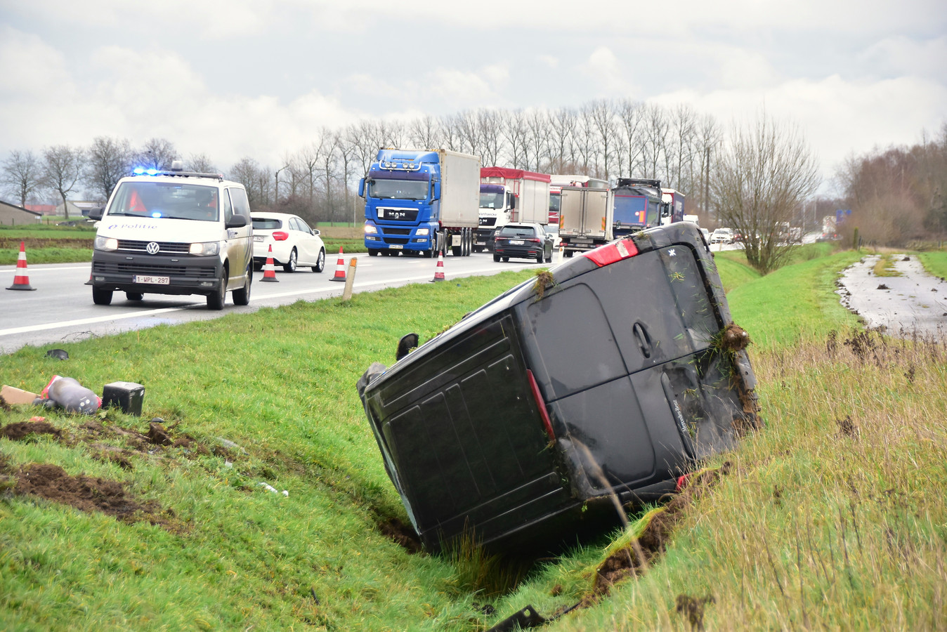 Wéér zware klap op berucht kruispunt langs N58: automobilist (39) zwaargewond | Foto | hln.be