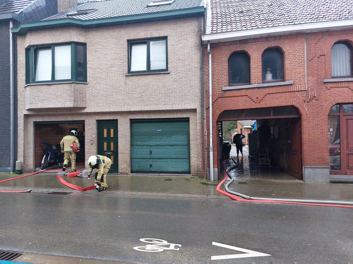 Vier woningen bedreigd in Fabrieksstraat door overvloedige regenval ...