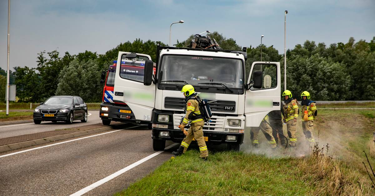 Vrachtwagen vliegt in brand op oprit A348 | Rheden | gelderlander.nl